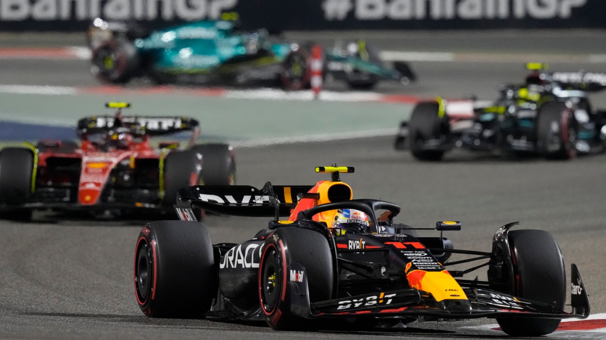 El espectacular rebase de Checo Pérez a Leclerc para posicionarse en el segundo lugar del GP de ...