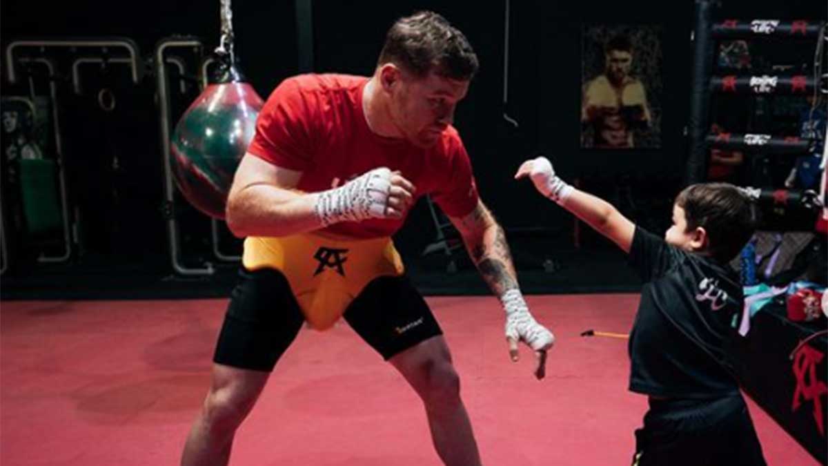 Canelo Álvarez comparte tierno momento con su hijo en el entrenamiento ...