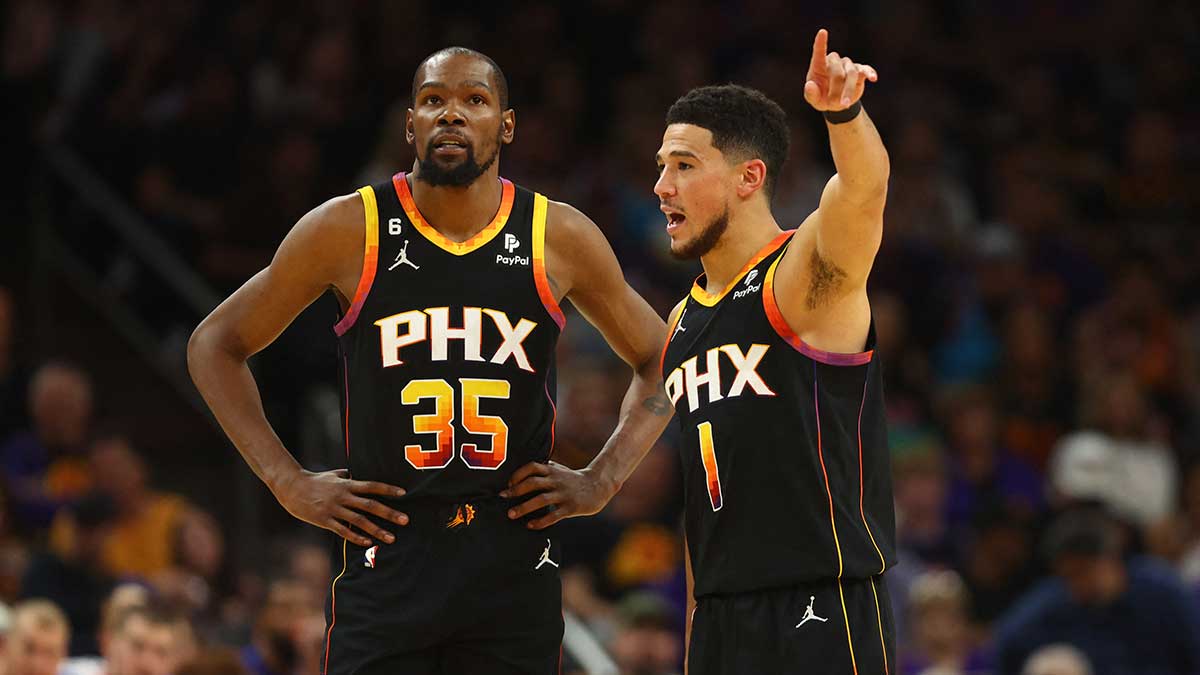 Devin Booker y Kevin Durant se combinan para más de 60 puntos y los Suns empatan la serie de ...