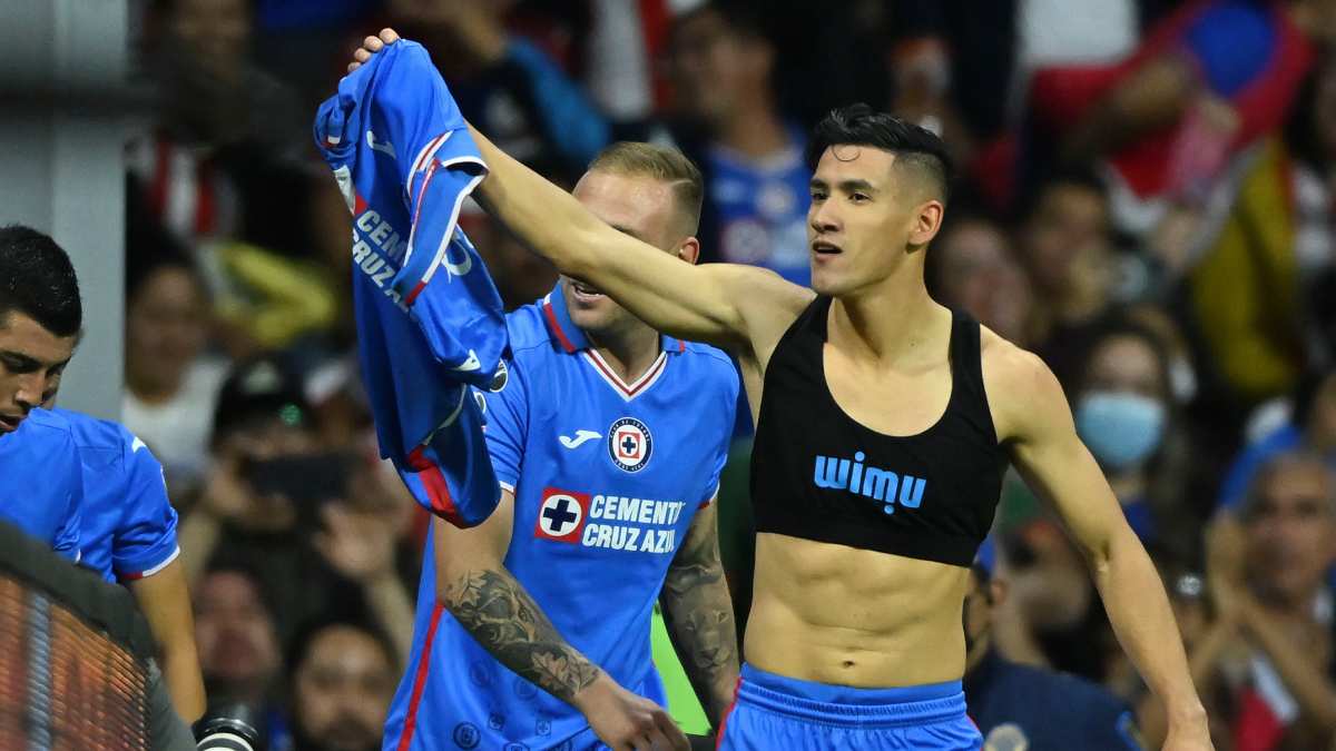Uriel Antuna enciende a la afición de las Chivas: ¡Gol y beso al escudo de Cruz Azul! - ClaroSports