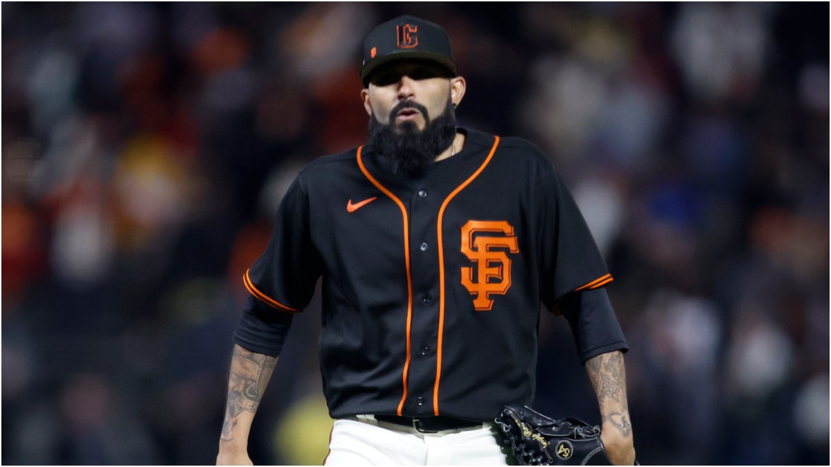 Sergio Romo lanza la primera bola en el Padres vs Giants en Ciudad de ...