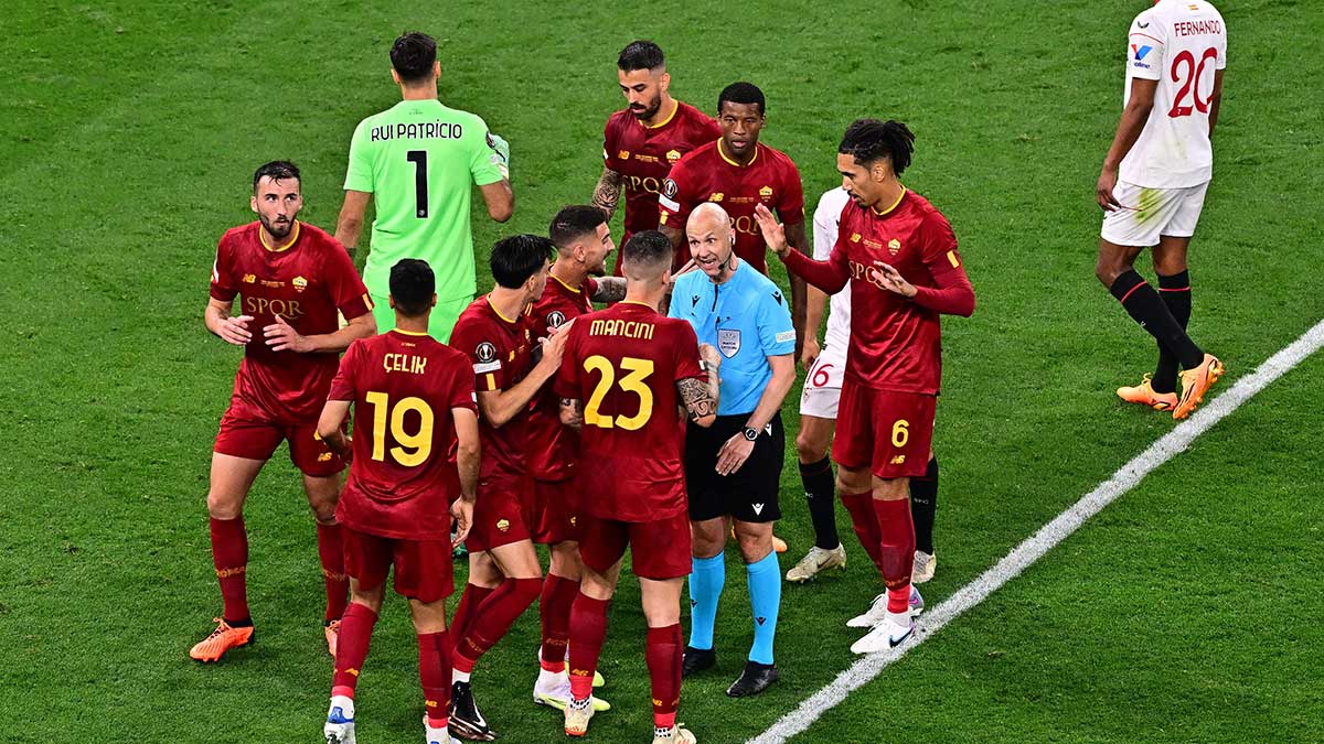 Anthony Taylor se "roba los reflectores" con un polémico arbitraje en ...