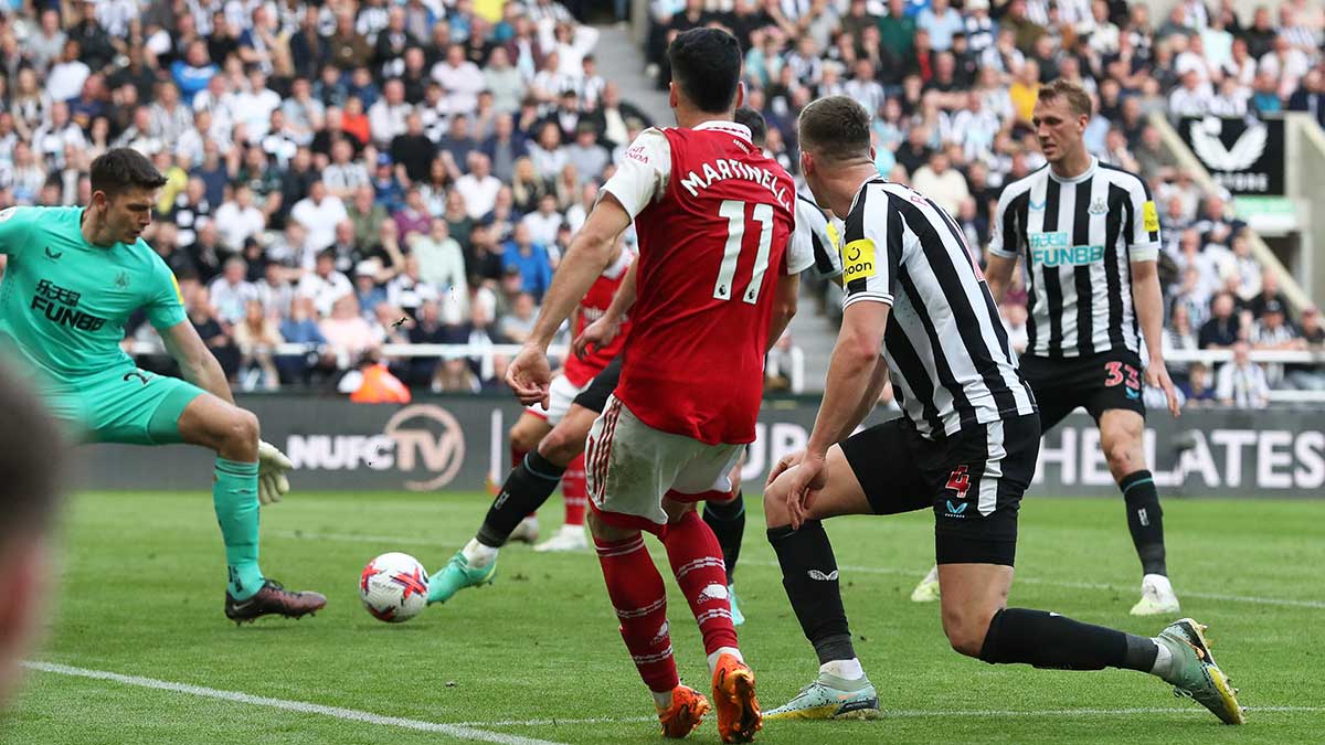 Los postes, un autogol y la pegada, dan al Arsenal un triunfo de oro ...