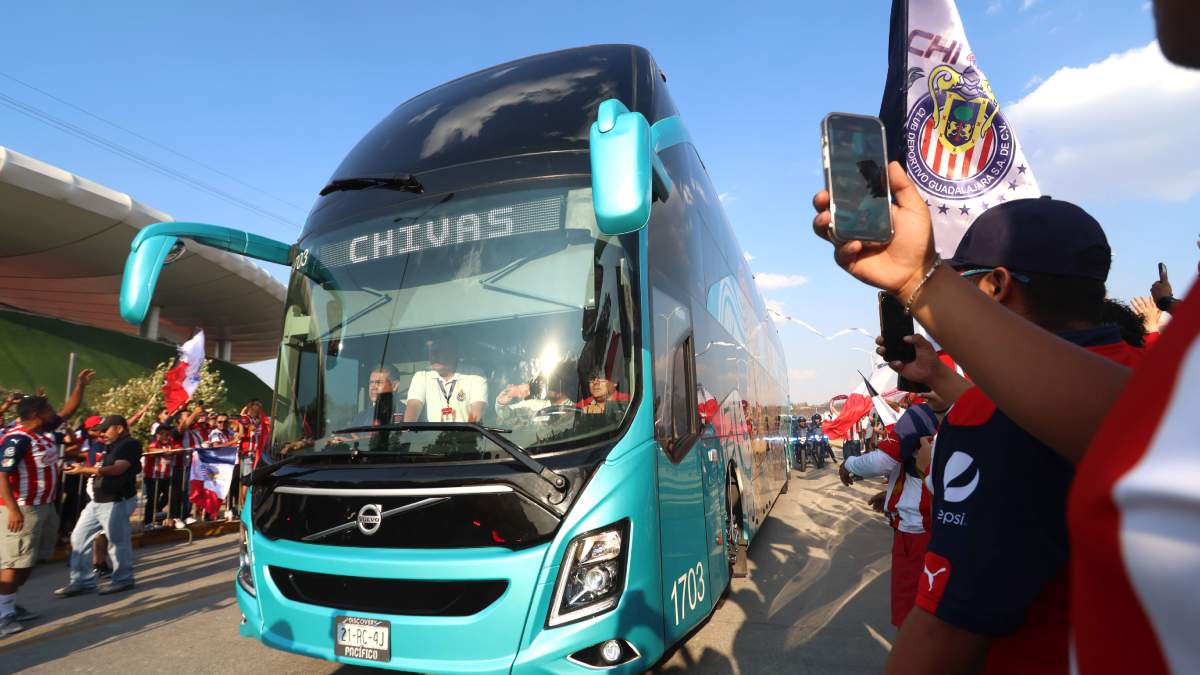 Chivas llega al Estadio Akron entre porras, cánticos y todo el apoyo de ...