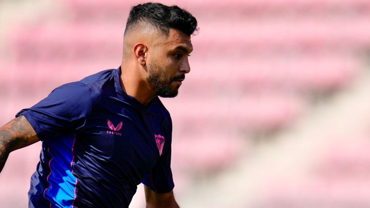 Tecatito Corona no tiene garantizada su continuidad en el Sevilla ...