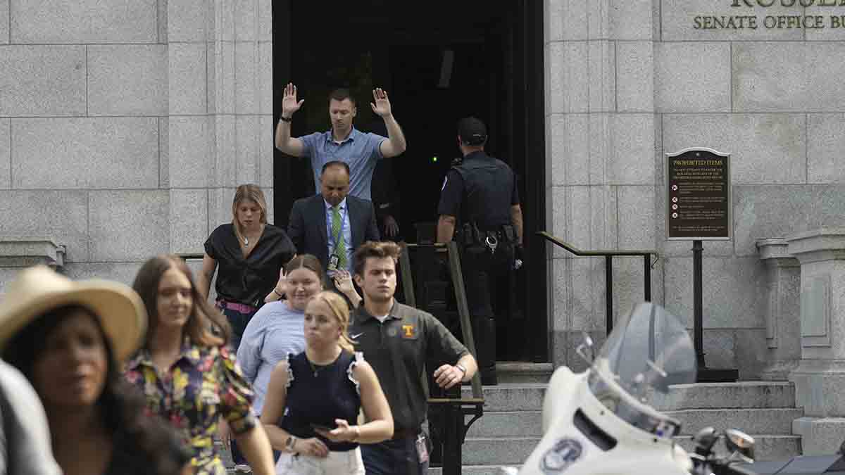 Policía evacua el Senado de Estados Unidos tras reportes de disparos ... Policía evacua el Senado de Estados Unidos tras reportes de disparos ...
