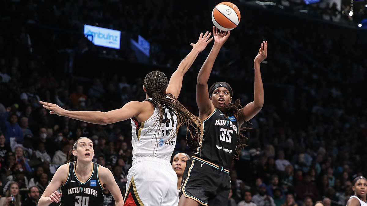 Jonquel Jones y Breanna Stewart le dan vida al Liberty ante las Aces ...