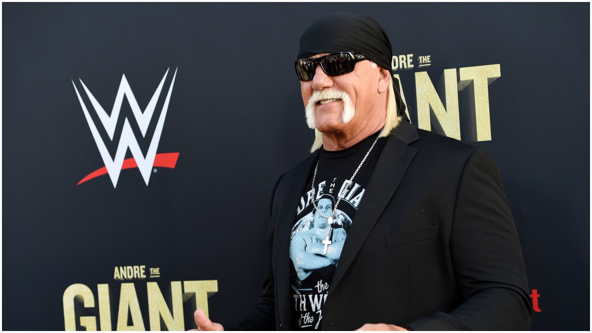 Hulk Hogan se viste de héroe y ayuda a salir a una adolescente de un ...