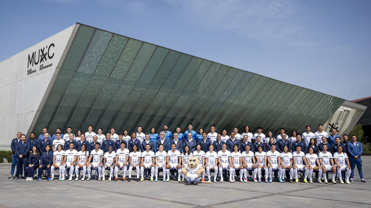 Los equipos varonil y femenil de Pumas se toman la foto oficial para el ...