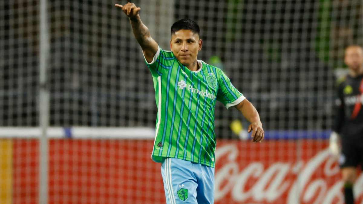 El doblete de Raúl Ruidíaz deja a Messi en la banca en el XI ideal de ...