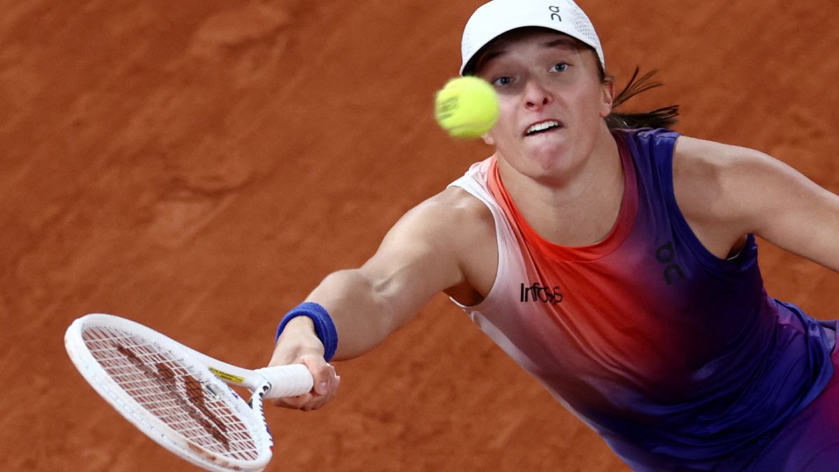 Iga Swiatek levanta un match point en contra para vencer a Naomi Osaka en la segunda ronda de ...