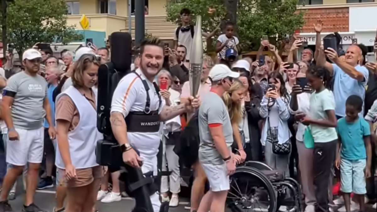 Con un exoesqueleto, Kevin Piette cargó la antorcha olímpica de Paris ...