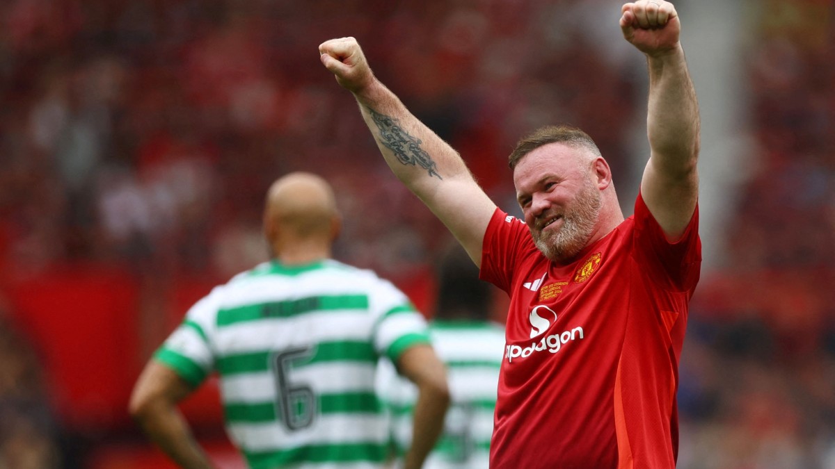 Wayne Rooney marca golazo de tiro libre en duelo de leyendas entre ...