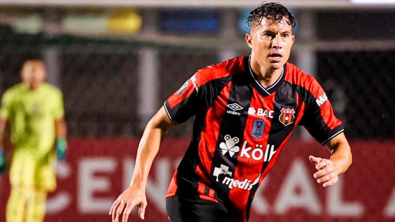 Bryan Oviedo hace estallar a los hinchas del Saprissa