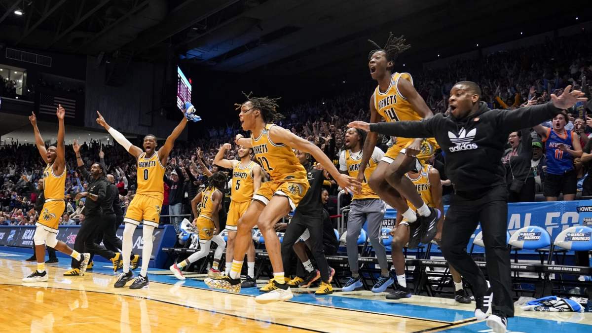 ¡De locura! Amarr Knox encesta de último segundo para darle la victoria ...