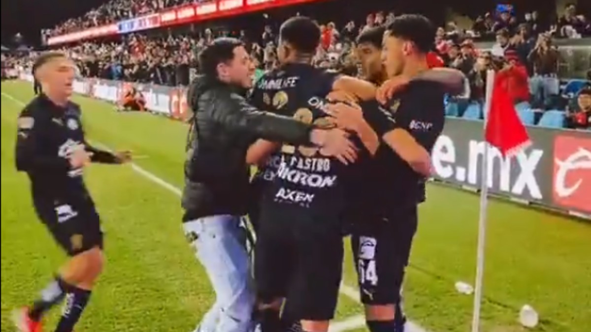 ¡Como uno más! Aficionado de Chivas celebra gol con el equipo en el Clásico Tapatío de San José ...